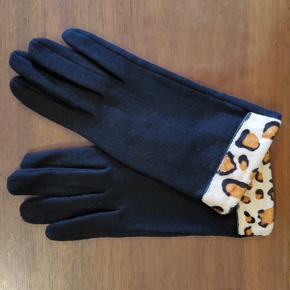 Charlie Paige | Accessories | Charlie Paige Animal Print Teim Gloves ...